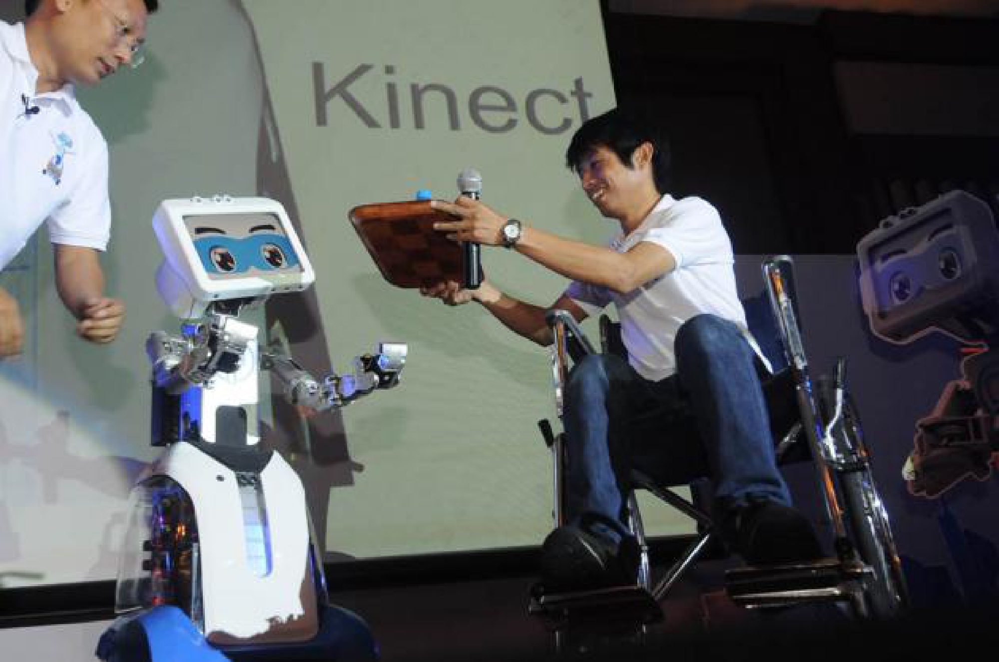 Thai-designed Dinsow2 robot to aid elderly in Japan