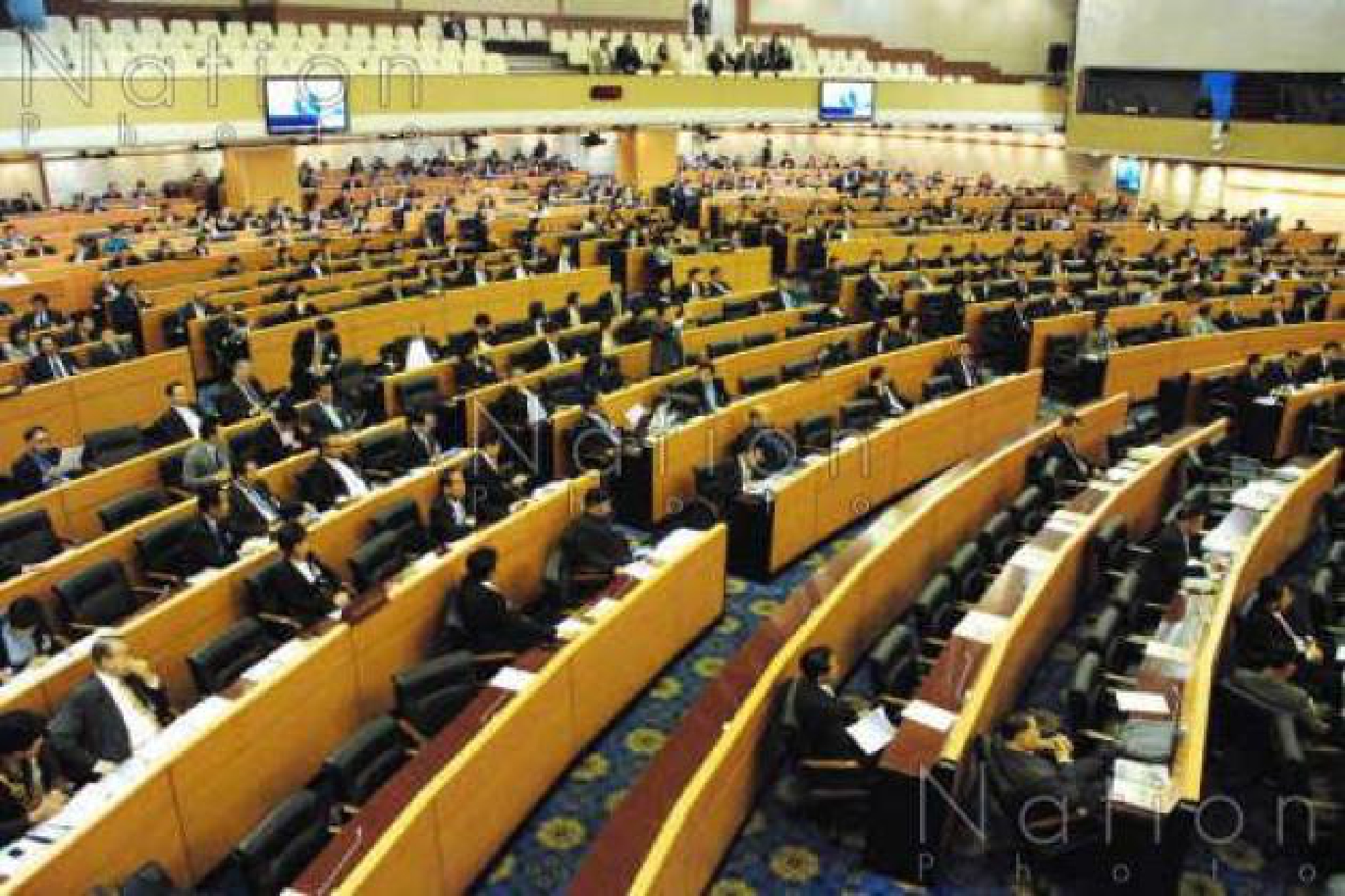 Proponents and opponents of charter changes clash on first day of debate