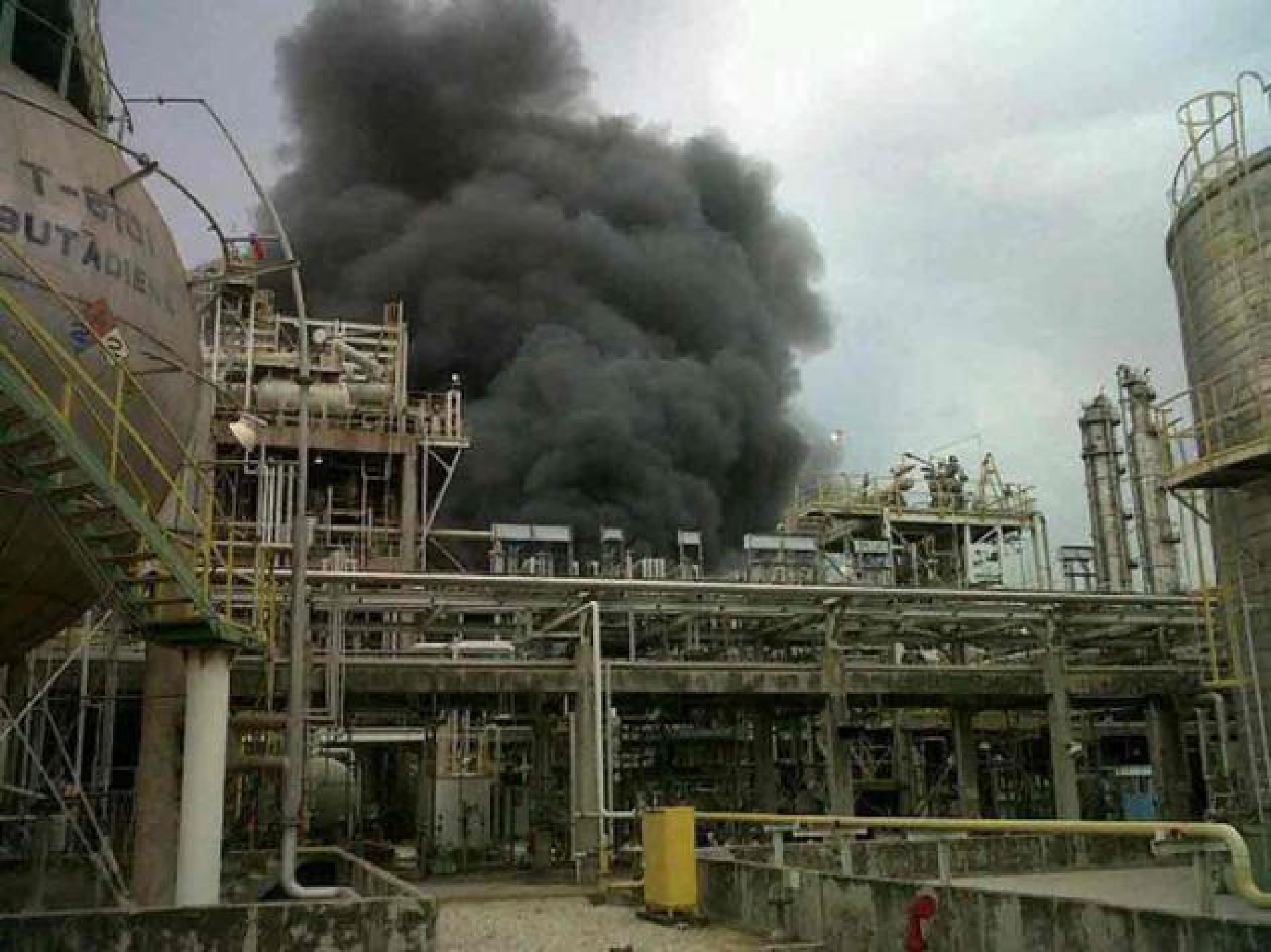 Huge fire continues in Map Ta Phut Industrial Estate