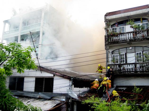 Gas explosion rips through restaurant