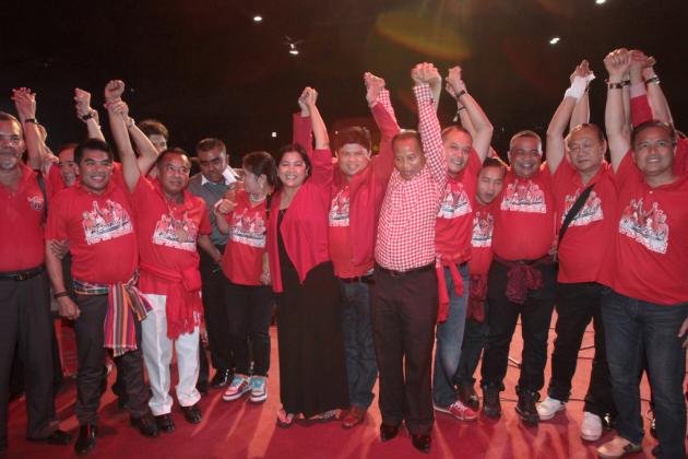 Red shirts told to fight 'attempts to unseat govt'