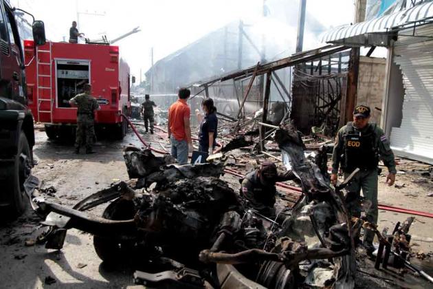 Shops close in Pattani and Narathiwar as vendors come under threat