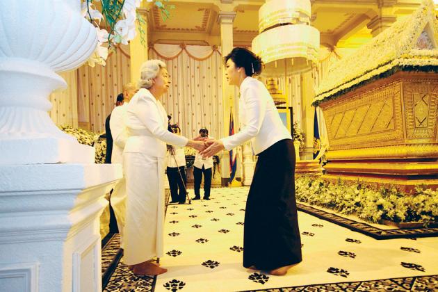 Yingluck pays last respects to late king