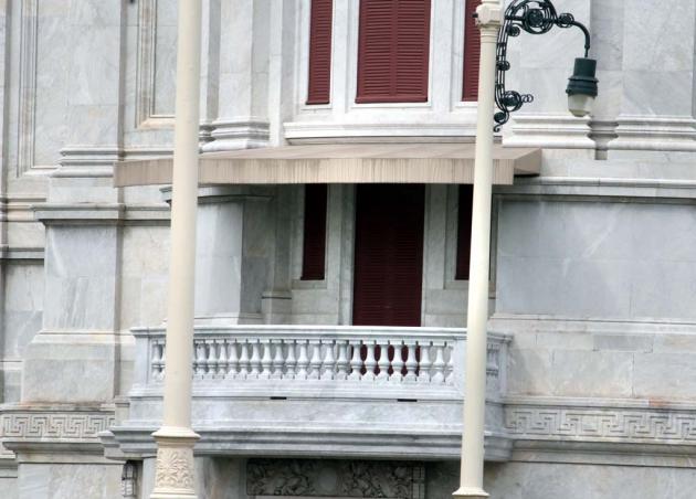 Balcony audience is only the sixth of HM's reign