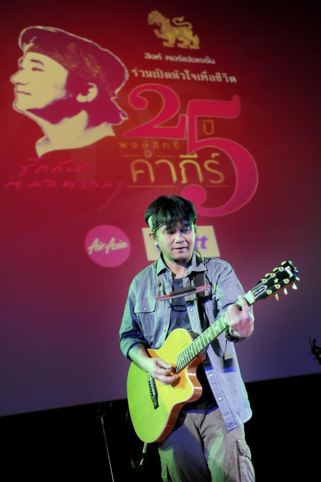 Poo's fans steam while fists fly