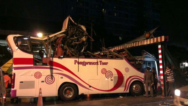 Tourists escape as bus roof ripped back