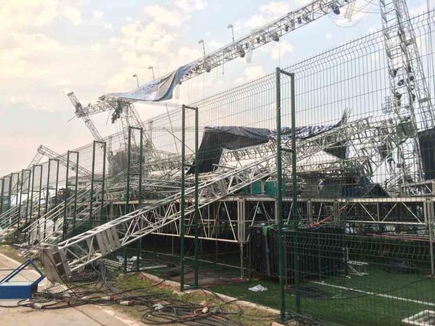 Concert stage collapse kills one, hurts 10