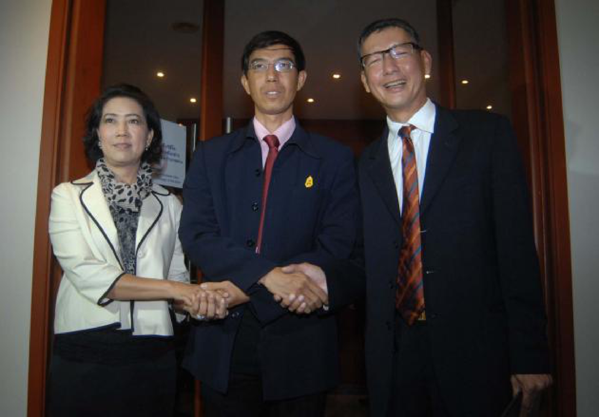 Warring family makes peace