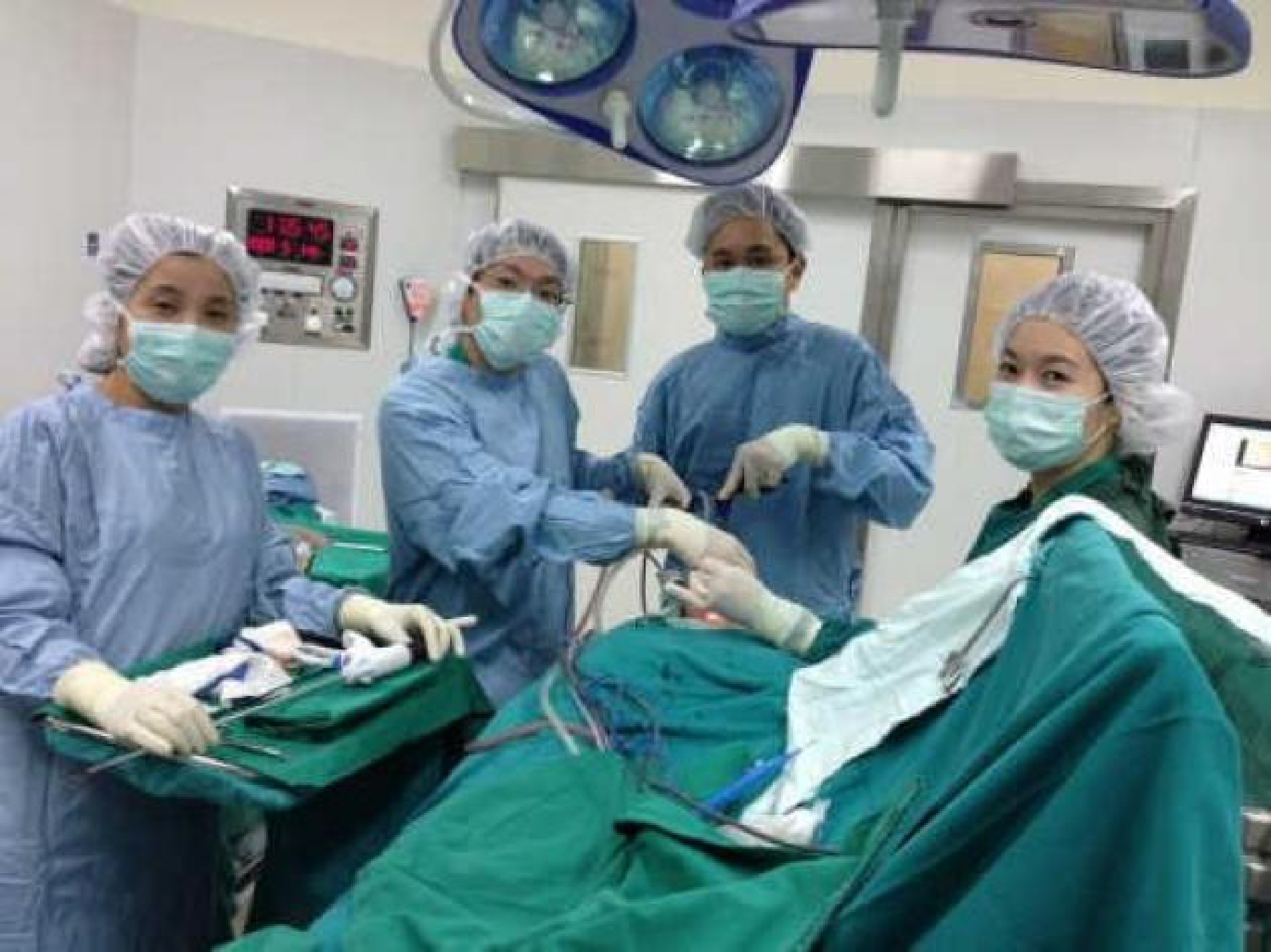 Surgeons complete the first scar-free thyroid surgery in Asean