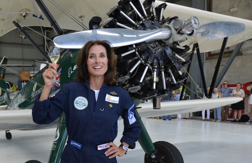 Female pilot lands in Sydney after epic journey from Britain in 1942 ...