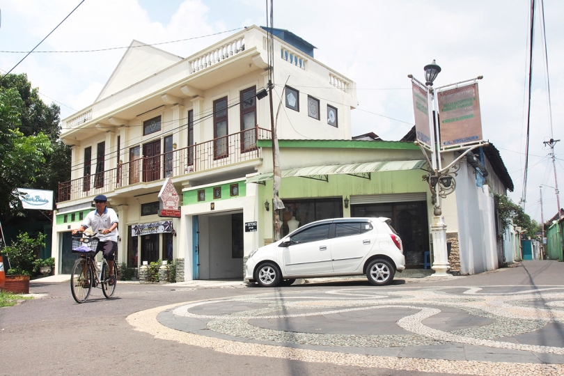 In Java, heritage houses tumble