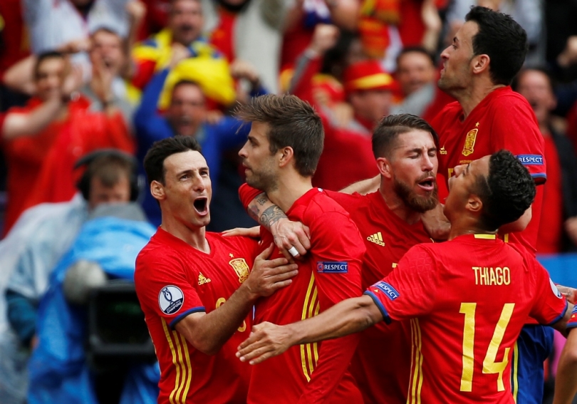 Pique's late header gives Spain win over Czechs