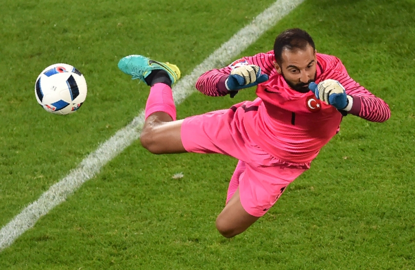 Turkey stun Czech Republic to revive Euro hopes