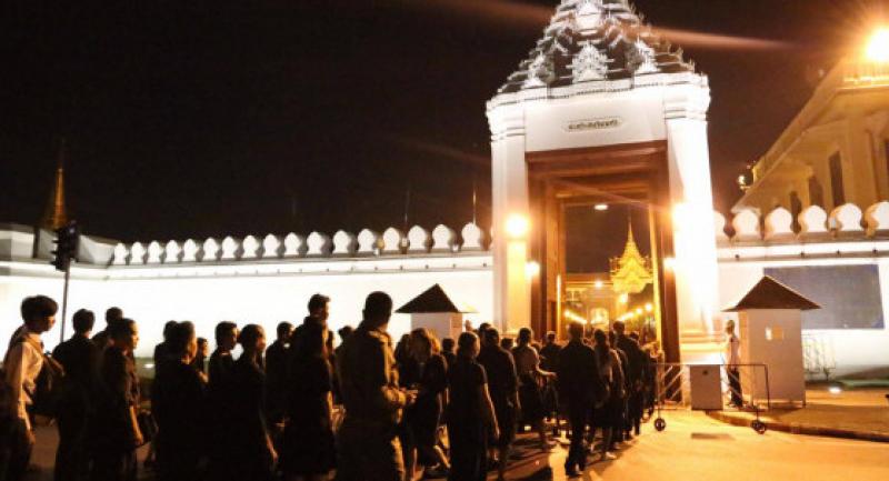 First group of people allowed to go inside Dusit throne hall