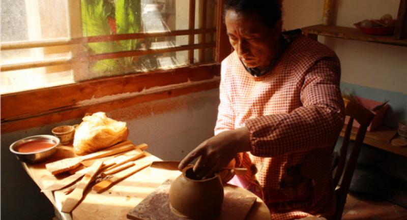 Tibetan craftsmen turn Yunnan village into pottery hub