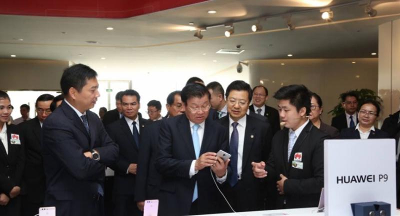 PM visits Huawei in Beijing, discusses partnership for ICT development