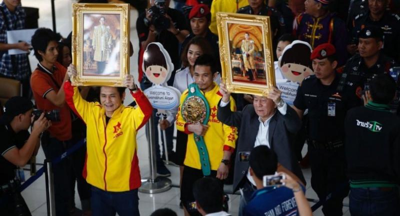 Fans mob boxing champ Srisaket at airport