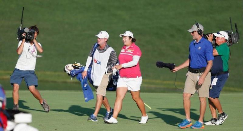 Closing birdie keeps Feng atop US Women's Open