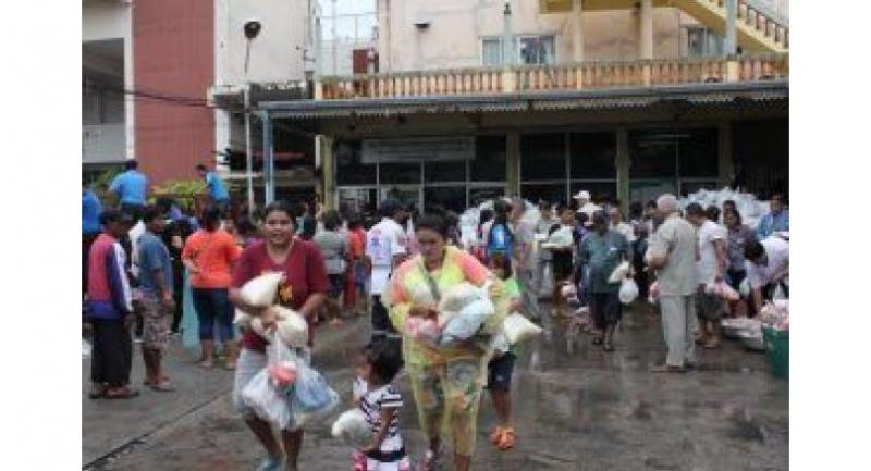 Governor helps donate to unprivileged