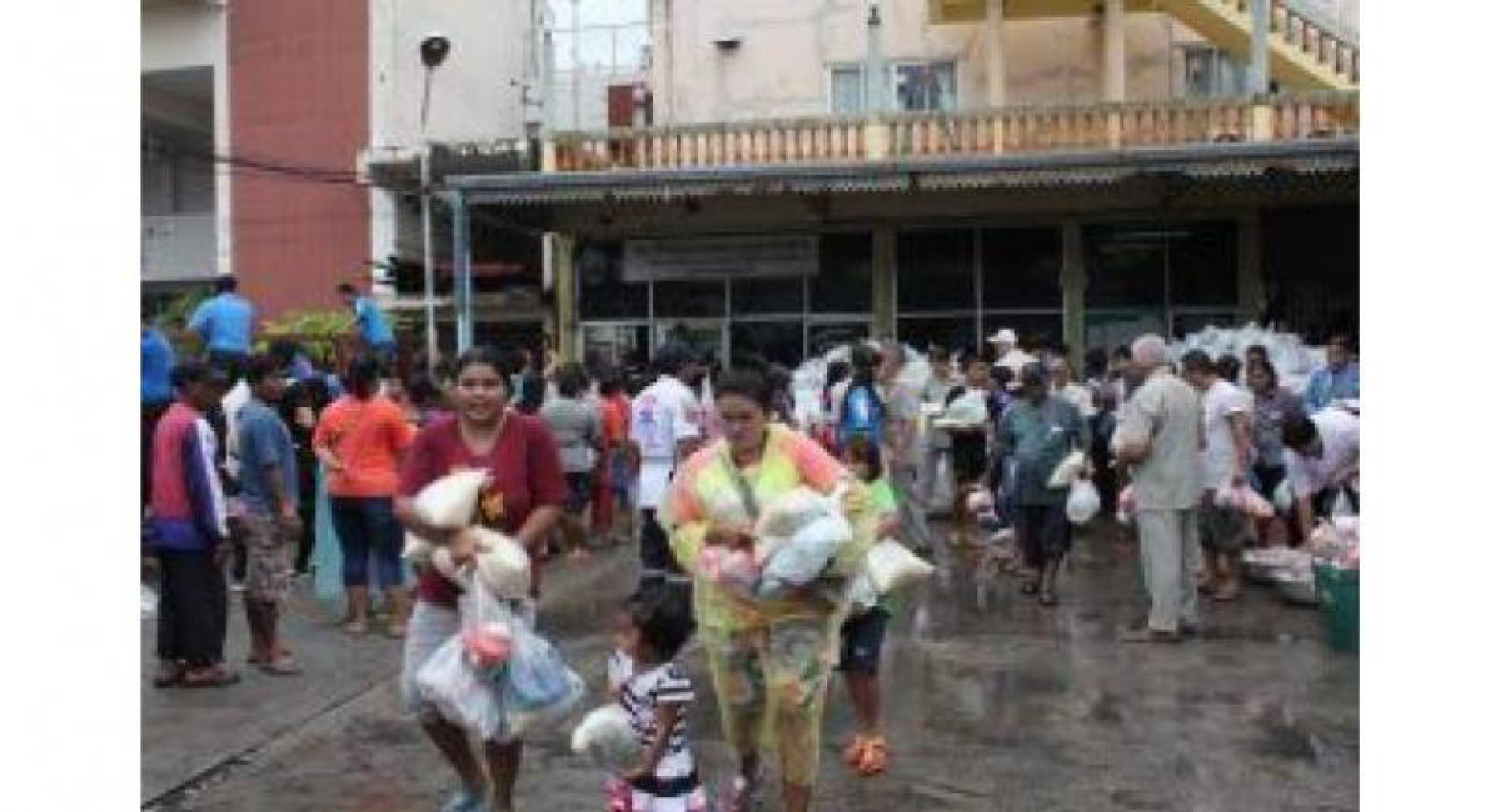 Governor helps donate to unprivileged