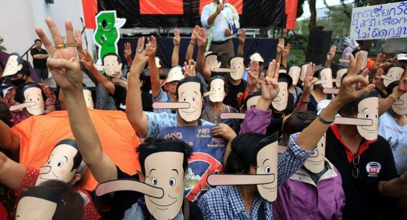 Prawit threatens to prosecute activists for violating assembly law