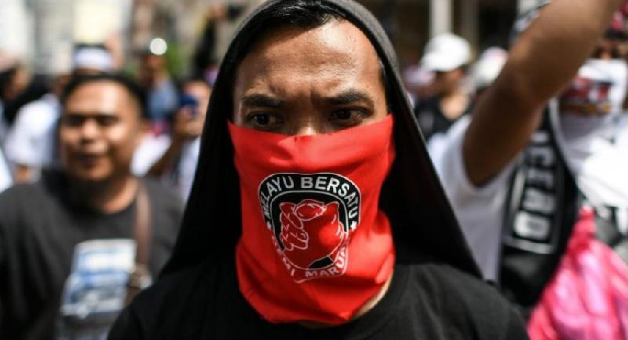 Muslims rally to defend rights in multi-ethnic Malaysia