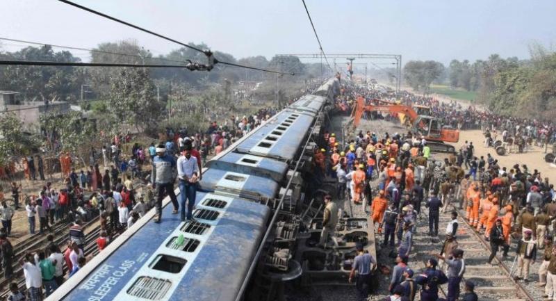 Indian train derails killing six