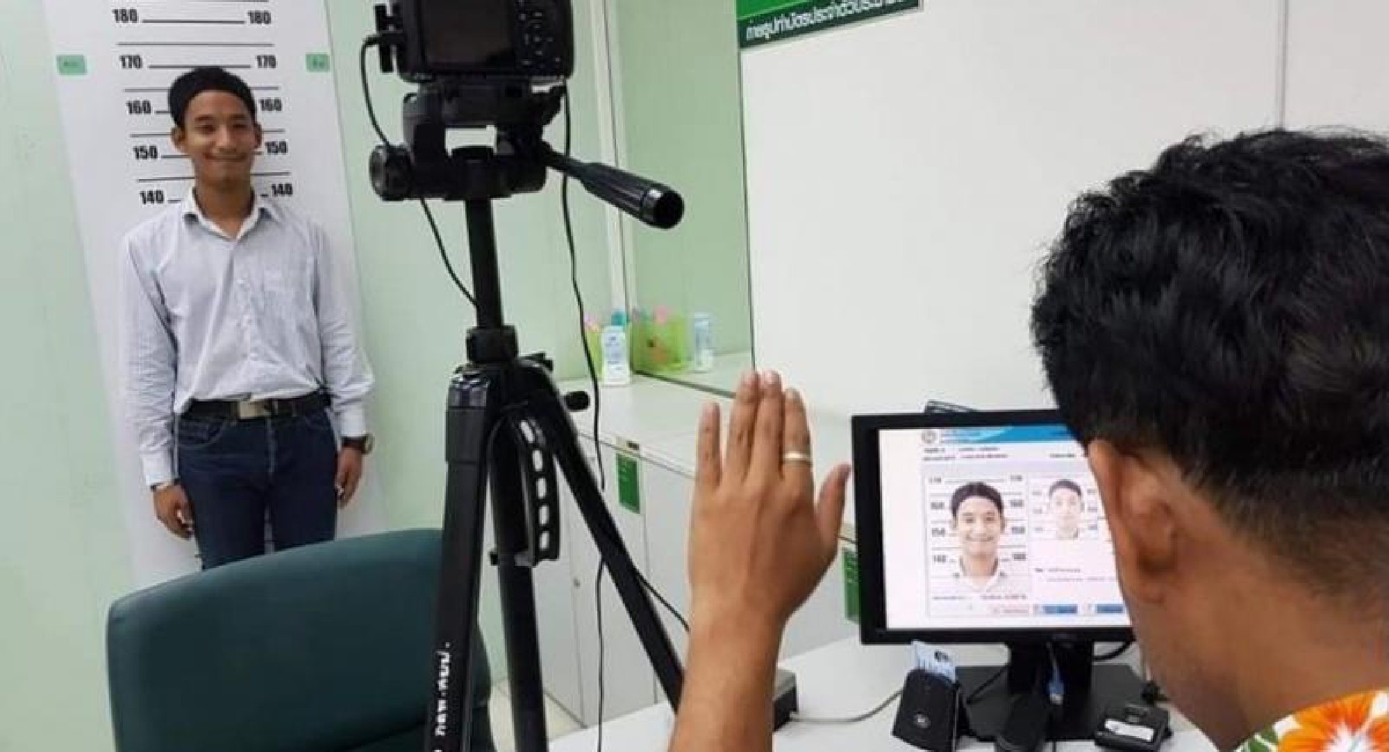 Thailand-born stateless boy gets his Thai ID card