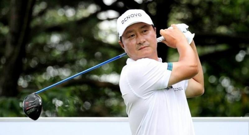 Hwang takes over the lead while Thai duo lurks