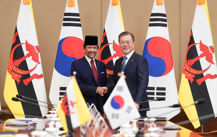 Moon begins week of ASEAN diplomacy with Brunei, Singapore summits