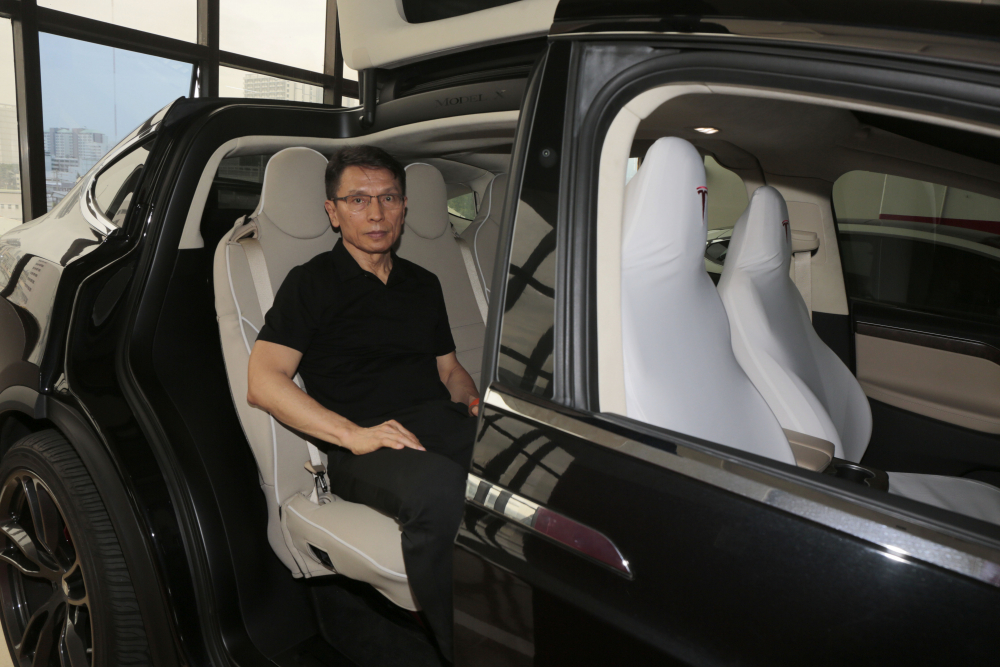 Proud Tesla owner recounts experience driving a fully electric vehicle