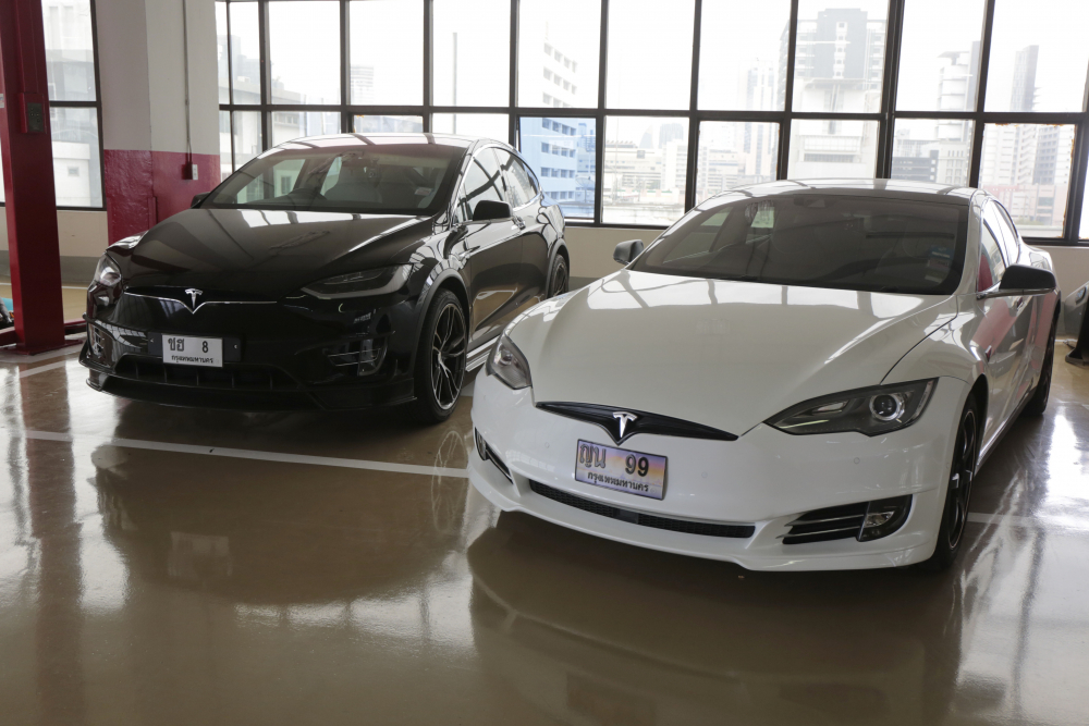 Proud Tesla owner recounts experience driving a fully electric vehicle