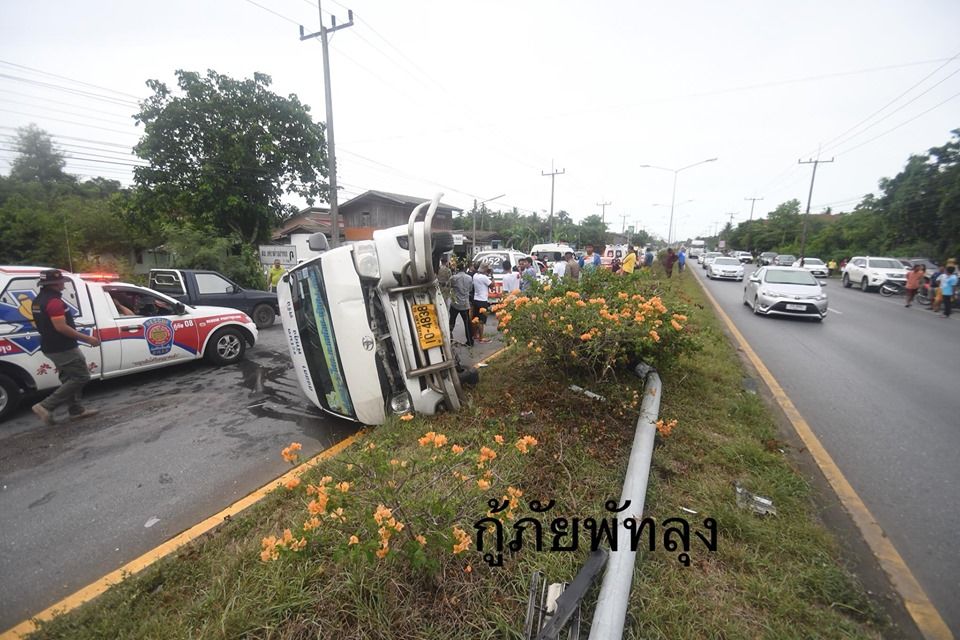 17 survive as minivan flips over in Phattalung