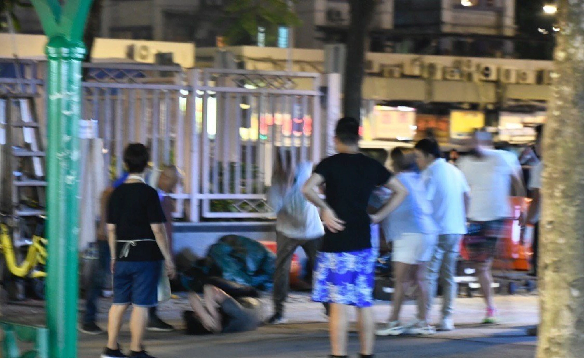 HK pro-democracy protesters beaten by white-shirted men armed with sticks