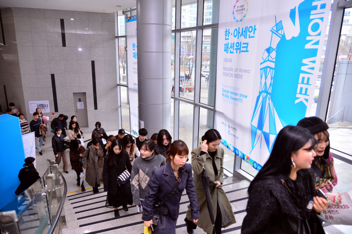 Busan bustling on eve of ASEAN-ROK Commemorative Summit | SootinClaimon.Com