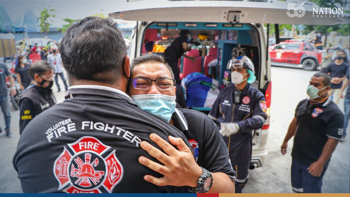 Volunteer firefighter hailed as hero after losing life in Samut Prakan ...
