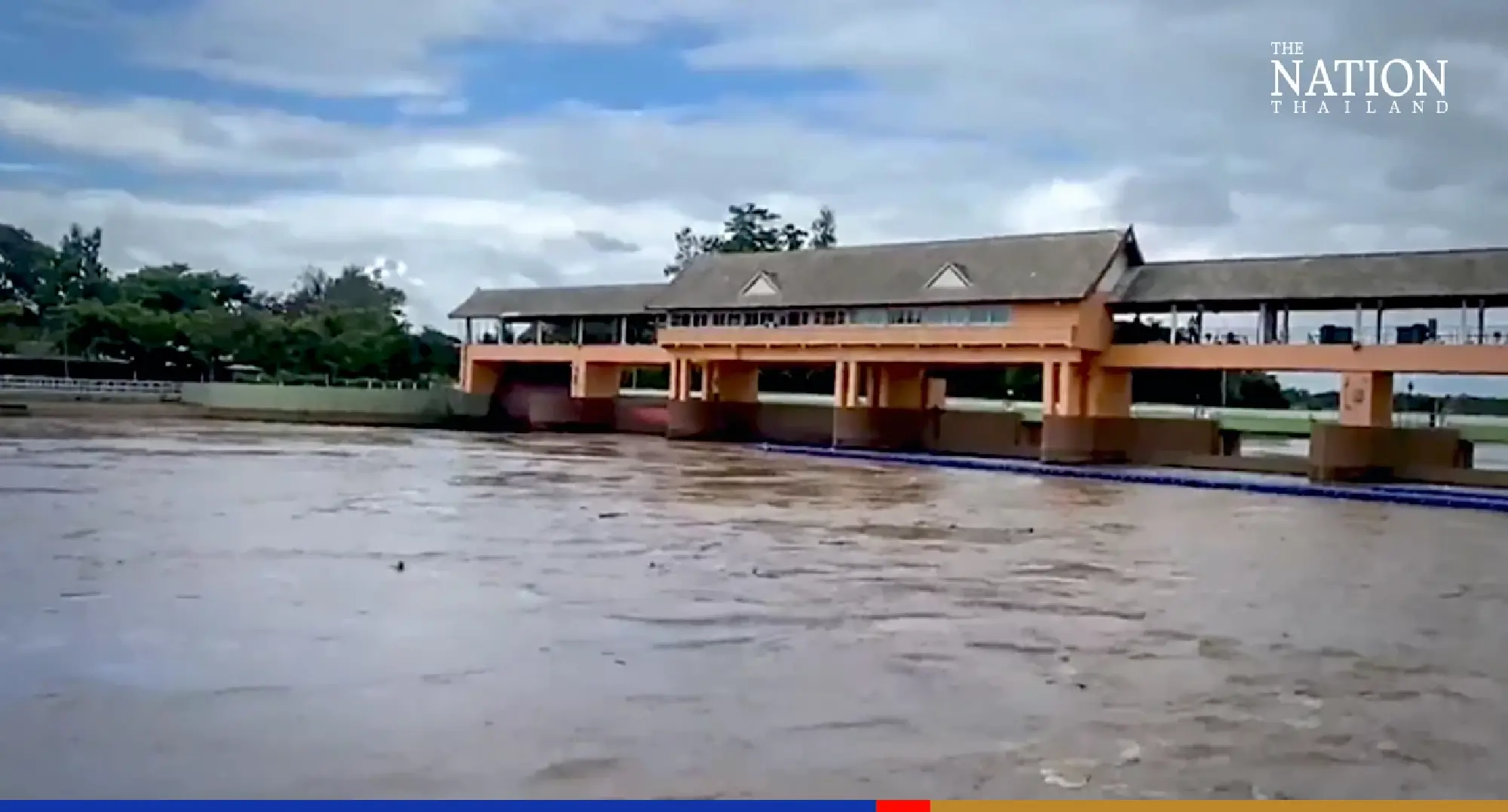Chiang Mai flooded from continuous hammering by tropical storm Mulan Chiang Mai flooded from continuous hammering by tropical storm Mulan