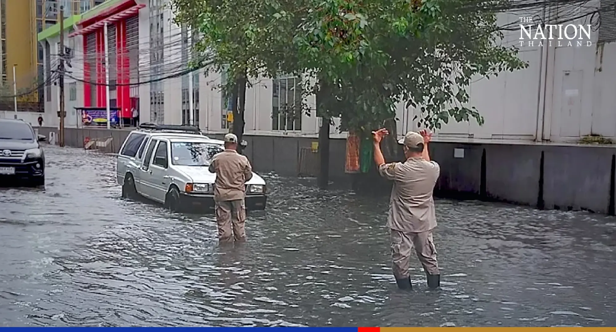 Flooded-in Bangkokians to get free shuttle services during rush hour