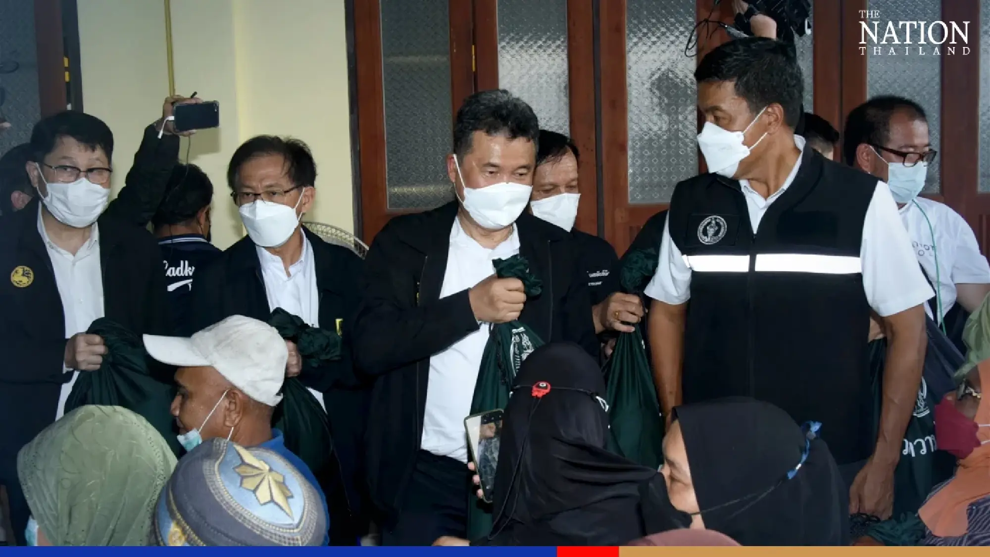 Anupong visits flood-hit Bangkok area, pledges help to BMA