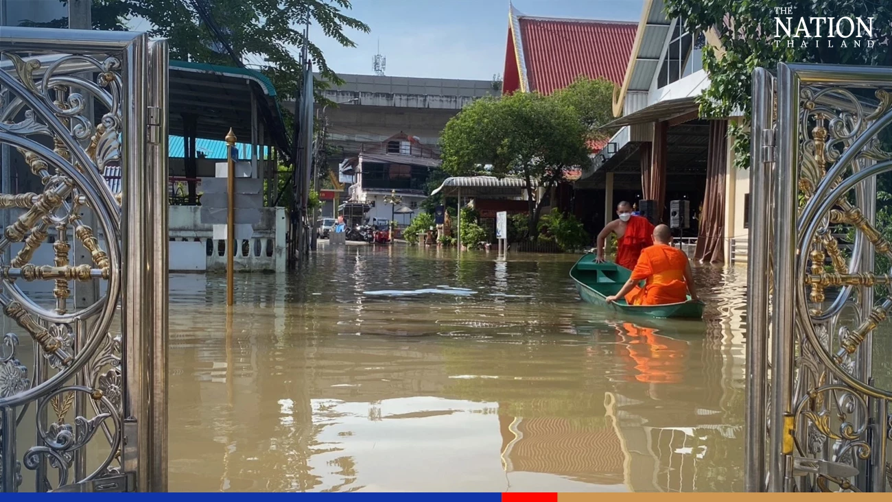 Inundation in Nonthaburi does not stop pious Buddhist man from donning ...
