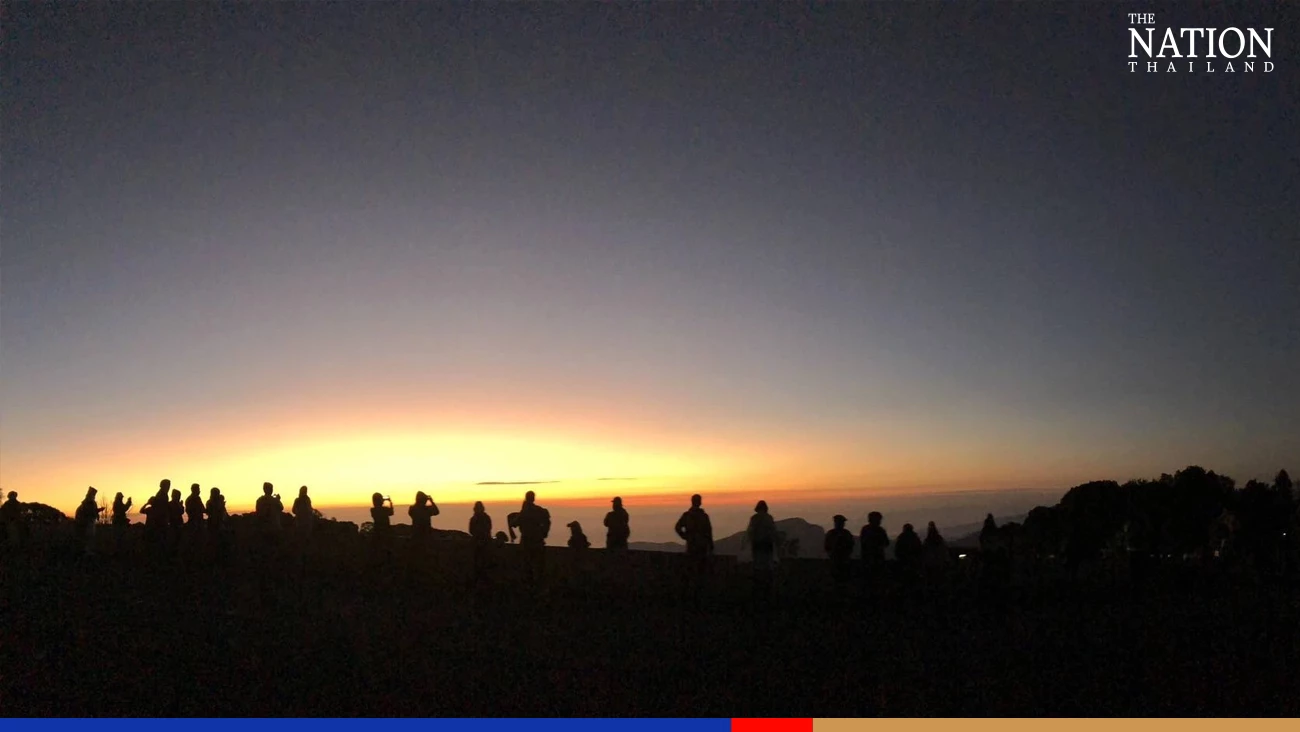 Visitors throng Doi Inthanon to catch glorious sunrise, sea of fog and ...