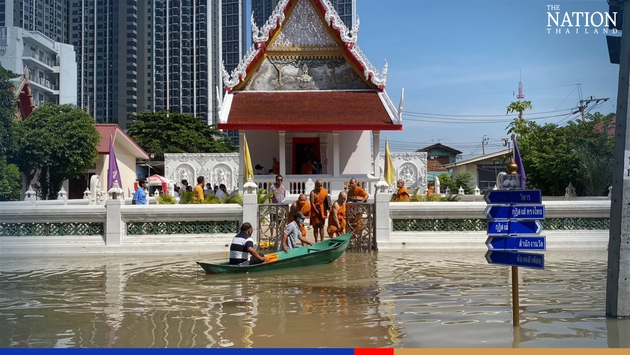 Inundation in Nonthaburi does not stop pious Buddhist man from donning ...