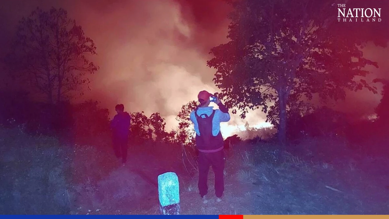 Thai and Myanmar soldiers together battle forest fire near border