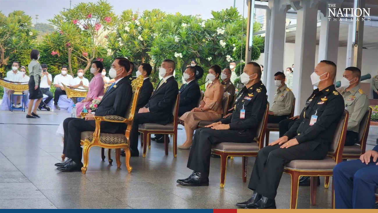 Glum-faced Prayut prays at city pillar after fleeing Chuwit ‘ambush’