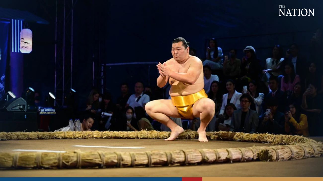 Sumo wrestlers delight Thai audience