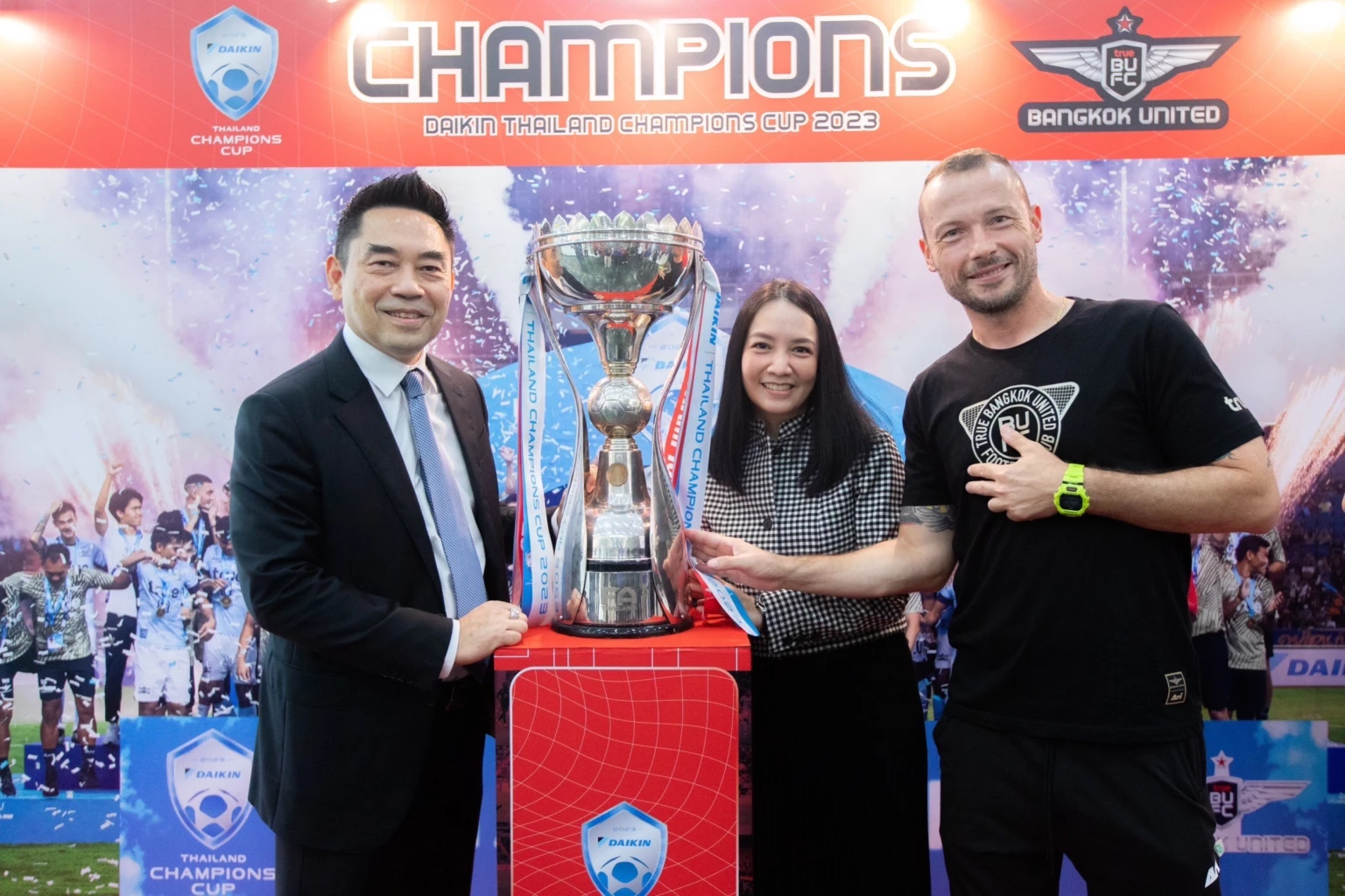 Celebrating the first championship! "True Bangkok United" brought the trophy to show the game ...