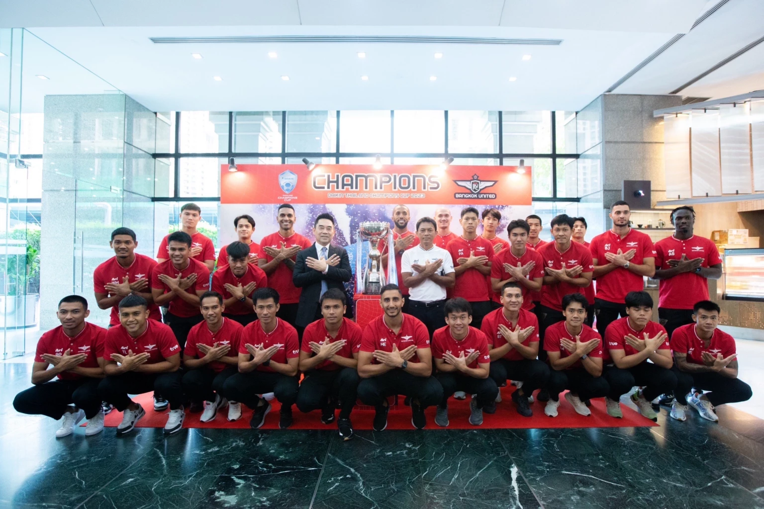 Celebrating the first championship! "True Bangkok United" brought the ...