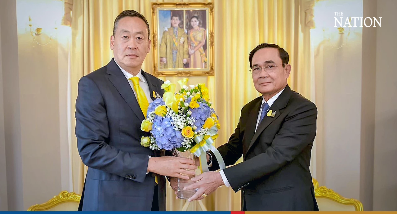 Prayut takes Srettha on a tour of prime minister’s office