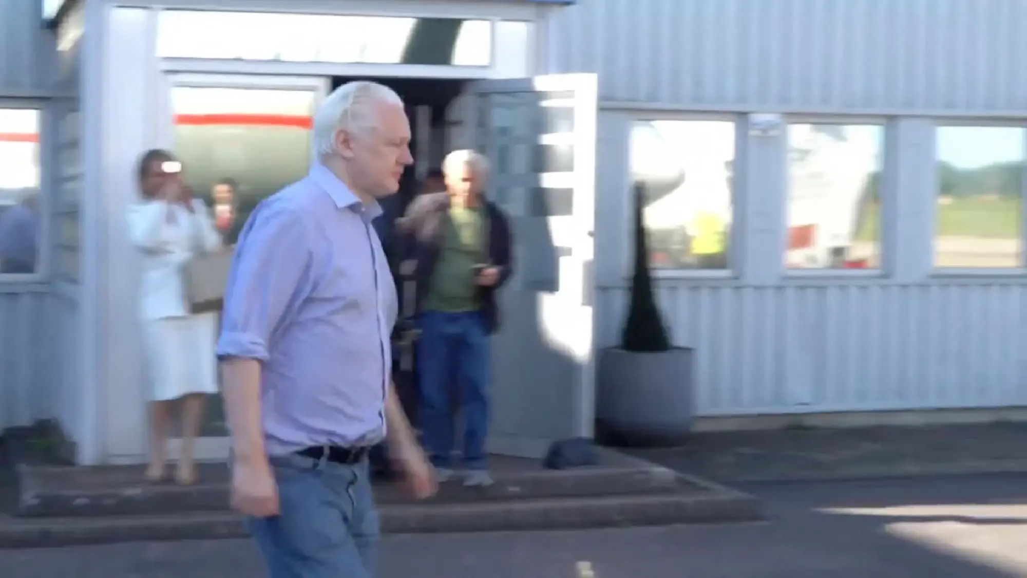 Wikileaks Founder Julian Assange Stops In Bangkok En Route To Us Court