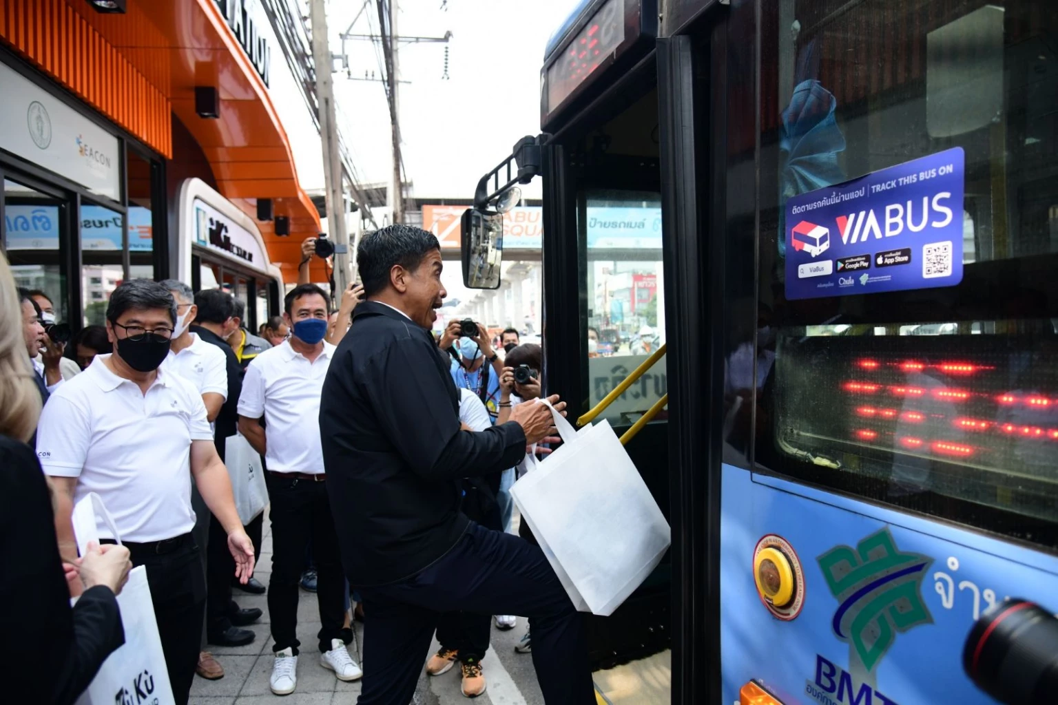 Bangkok launches Thailand’s first air-con bus stop powered by solar energy